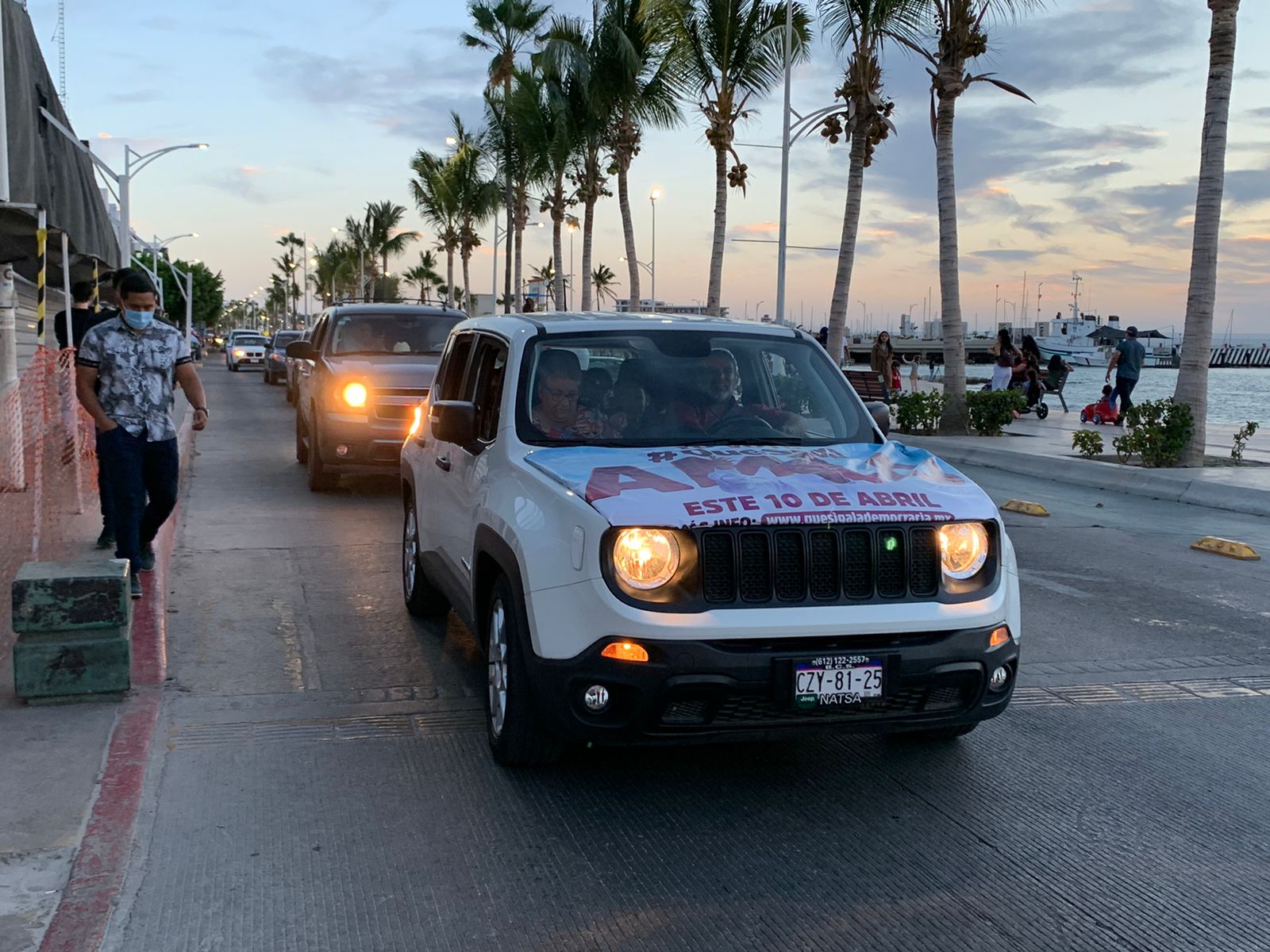 Simpatizantes de AMLO realizan “fiesta” y gallo vehicular en el Malecón ...