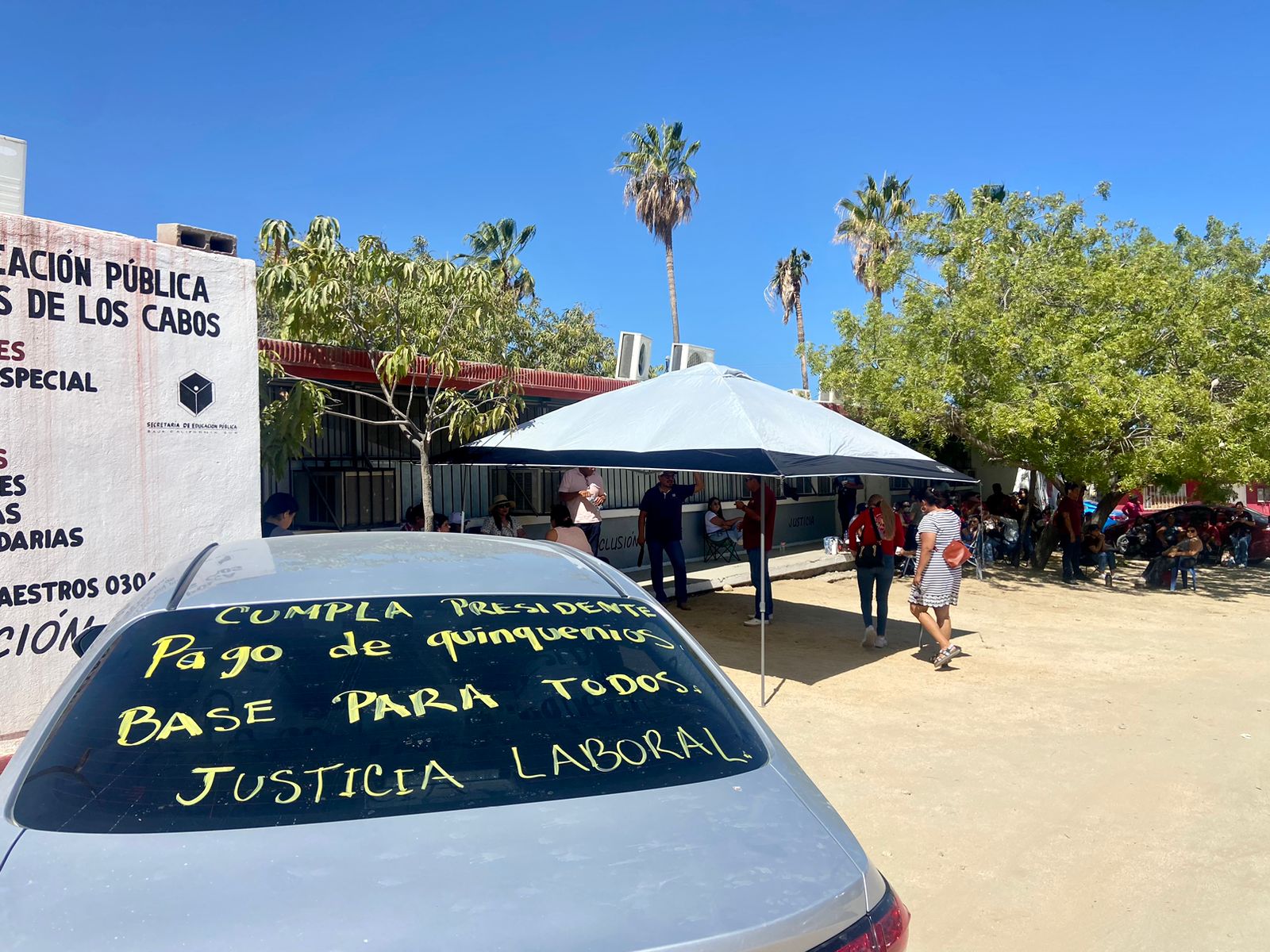 “Queremos justicia laboral”; más de 100 maestros en el gallo vehicular ...