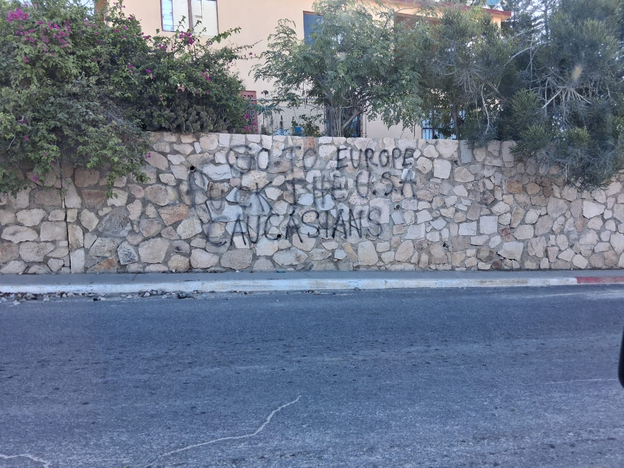 Aparecen pintas racistas y xenófobas en El Tezal, Cabo San Lucas - HOY BCS
