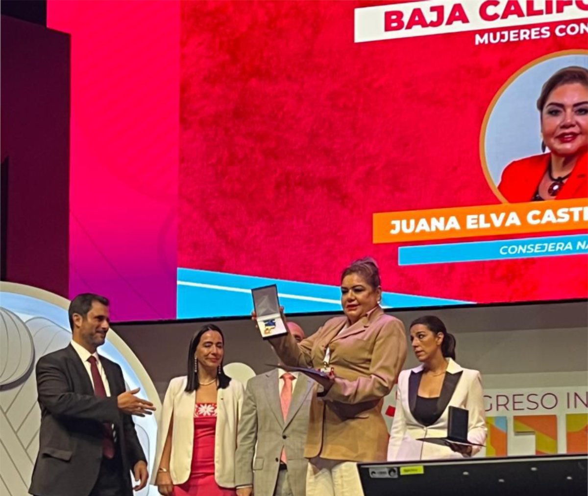 Elva Castillo recibe el reconocimiento “Rompiendo el Techo de Cristal ...